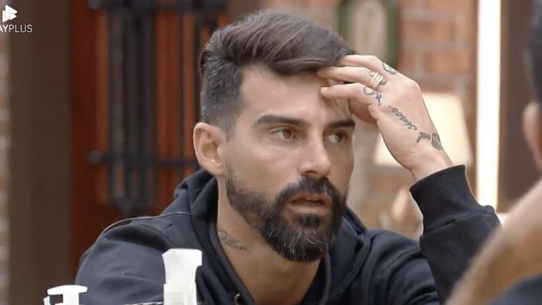 'A Fazenda 15': Radamés dá lição de moral no grupão: 'Ter humildade'