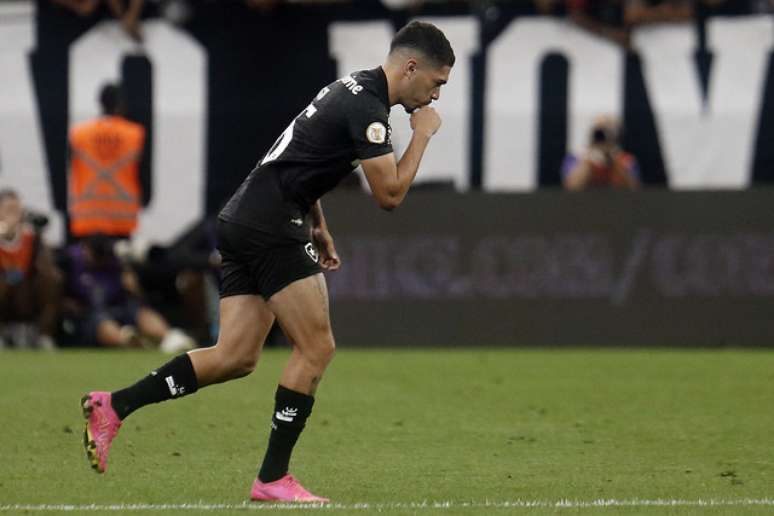 Em boa fase, Hugo recebe nova chance de se firmar como titular do Botafogo