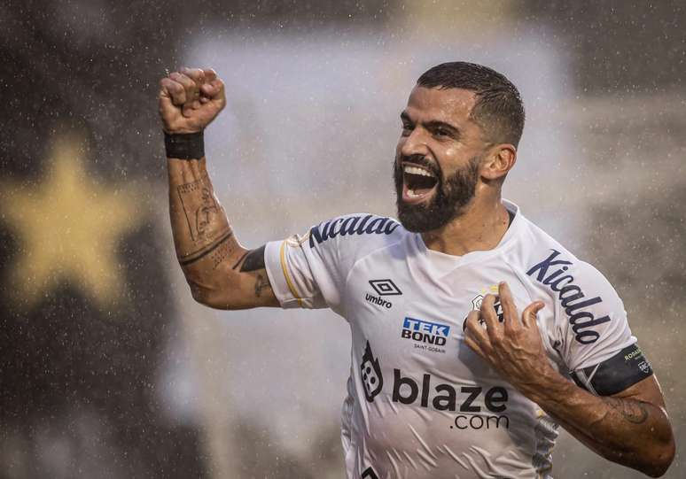 Tomás Rincón tem atuação de gala na goleada do Santos sobre o Vasco