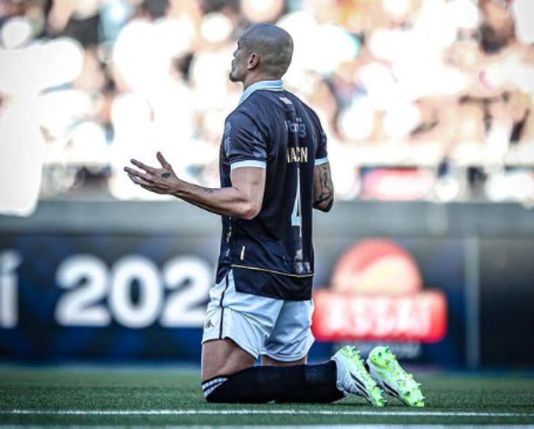 Atualmente no Vasco, Maicon é vaiado em reencontro com torcida do ...