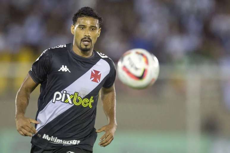 Gabriel Dias volta a treinar com bola e acirra disputa com Puma no Vasco