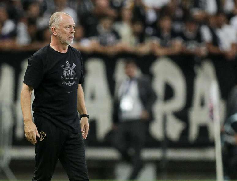 Mano Menezes cita dificuldades e analisa derrota do Corinthians