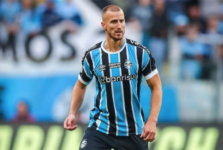 Rodrigo Ely volta a treinar com bola e fica perto de retorno