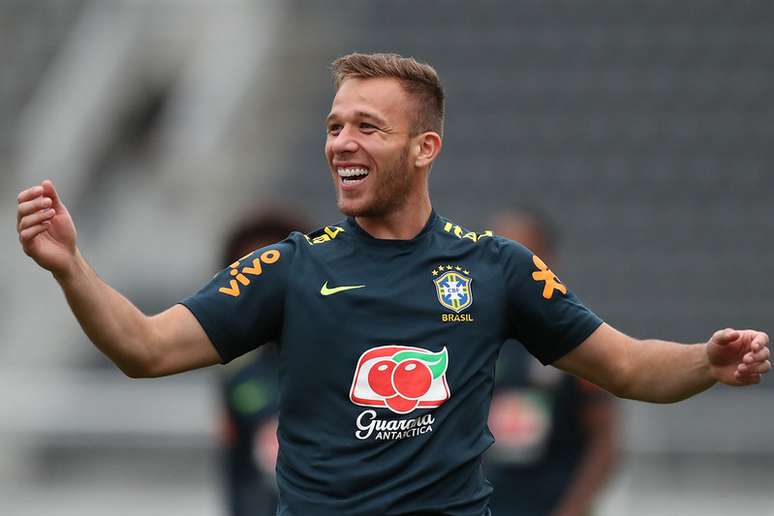 Arthur revela proposta do Fluminense, mas destaca: 'Ambições na Europa'