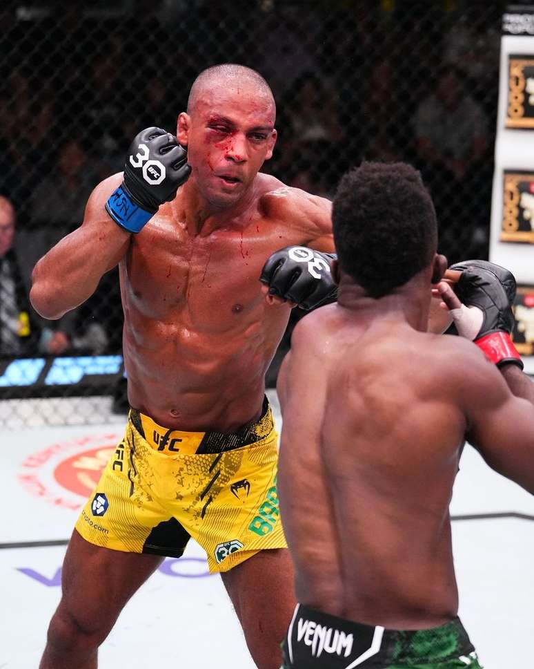 UFC Vegas 81: Edson Barboza faz luta dominante e vence nigeriano