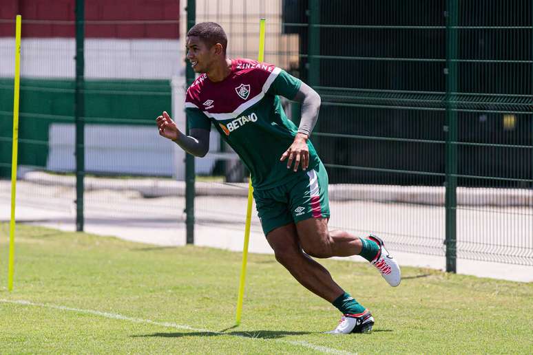 David Braz volta aos treinos e reforça defesa do Fluminense em ...