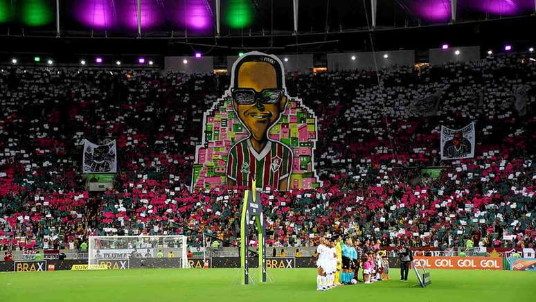 Torcida do Fluminense faz mosaico em homenagem a Cartola