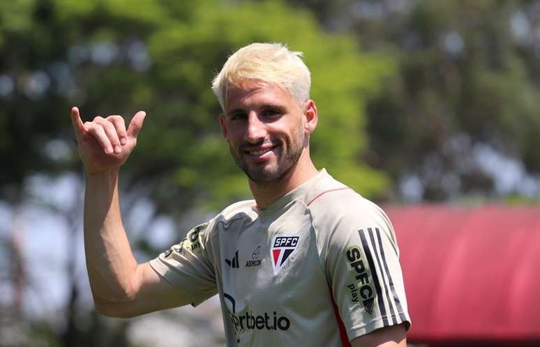 Após cirurgia no tornozelo, Calleri volta a treinar em campo