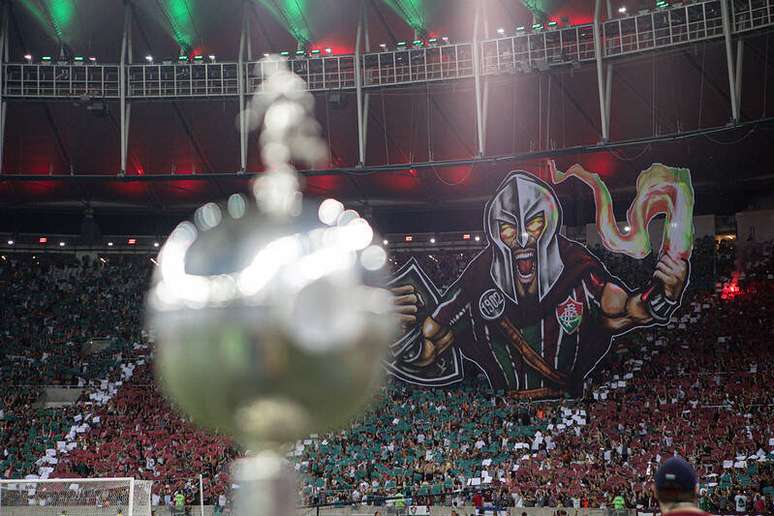 Fluminense e São Paulo trocam faixas no Maracanã para celebrar títulos ...