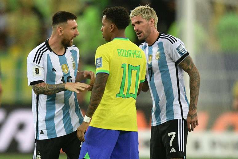 Pai de Rodrygo cutuca Messi: 'Santinho que não arruma confusão'