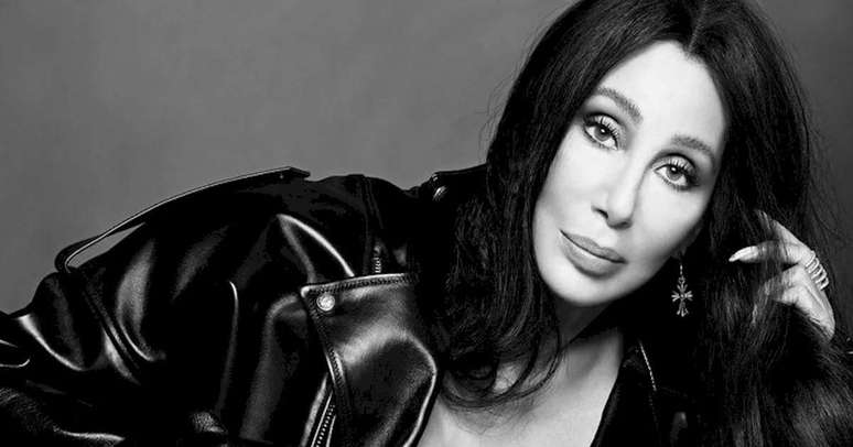 Cher revela que lançará autobiografia inédita: "Vivi muito e fiz muito"