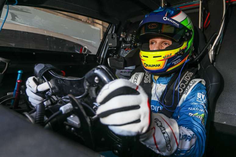 De pai para filho: Felipinho Tozzo segue passos do pai na Nascar Brasil