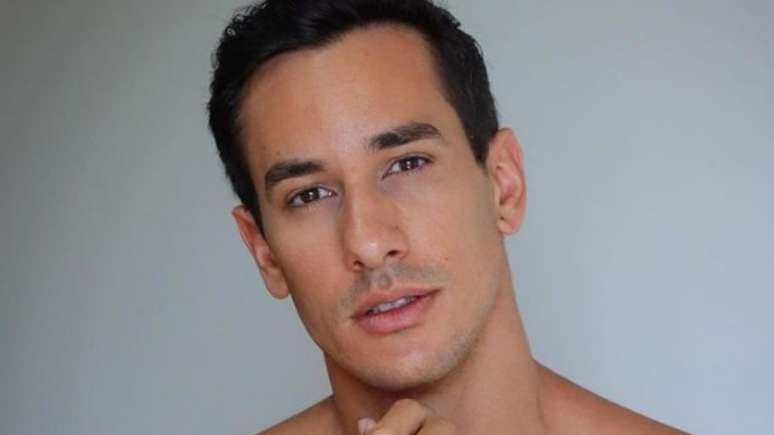 'A Fazenda 15': Ex-peão Henrique Martins para a web em novos cliques sensuais