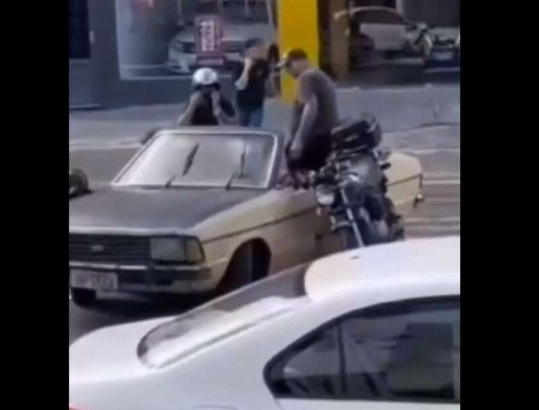 Vídeo: Corcel Conversível causa acidente com moto no centro de Alvorada