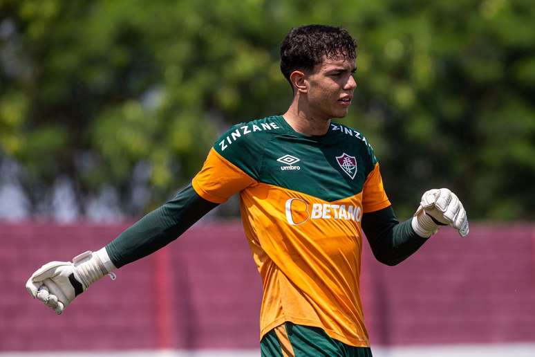 Goleiro de 18 anos do Fluminense destaca foco para pré-temporada e mira ...