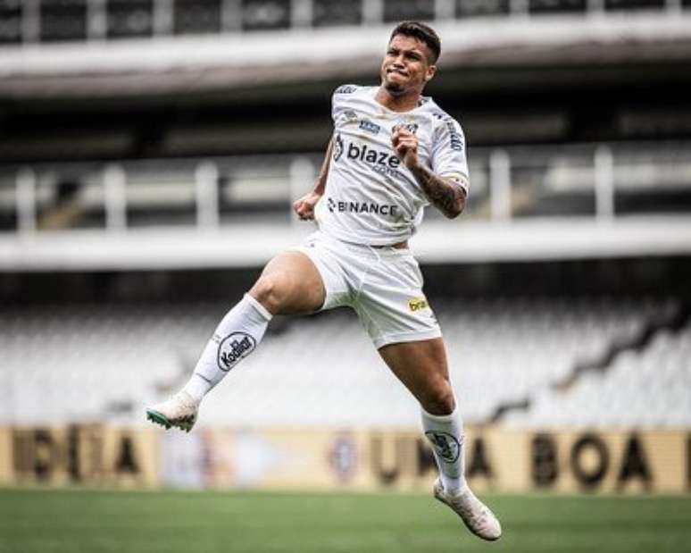 Marcos Leonardo prestes a trocar Santos por Benfica. Veja valores finais