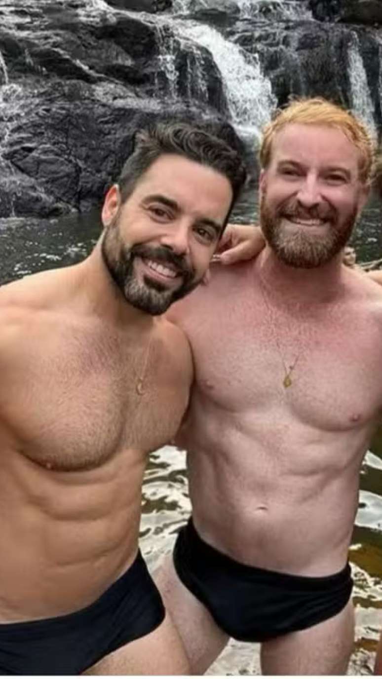 Pedro Carvalho de 'Fuzuê', mostra momento de carinho com o marido na Bahia