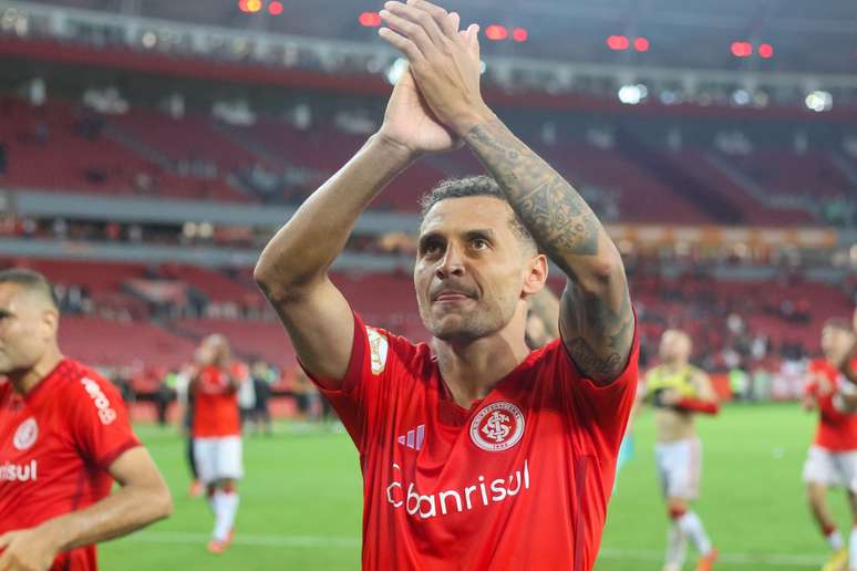 A magia continua! Inter anuncia renovação com Alan Patrick