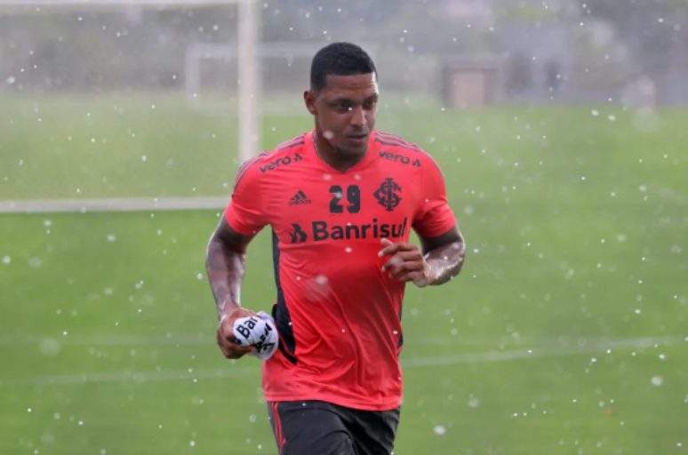 Vasco anuncia contratação do atacante David