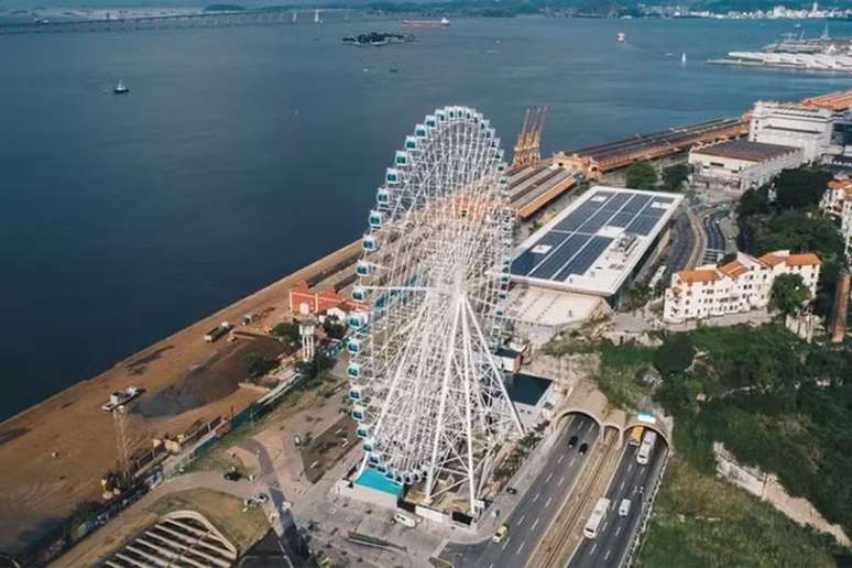 Mulher fica presa em cabine de roda-gigante no Rio de Janeiro