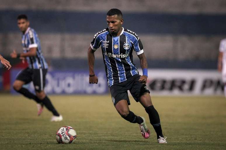 Fluminense avança por Terans e inicia conversa com Léo Chú