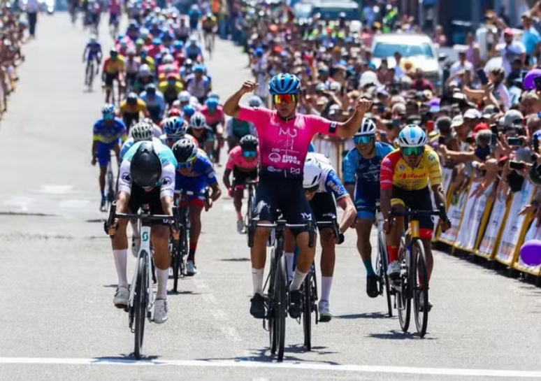 Ciclista comemora antes da hora e é ultrapassado na linha de chegada ...