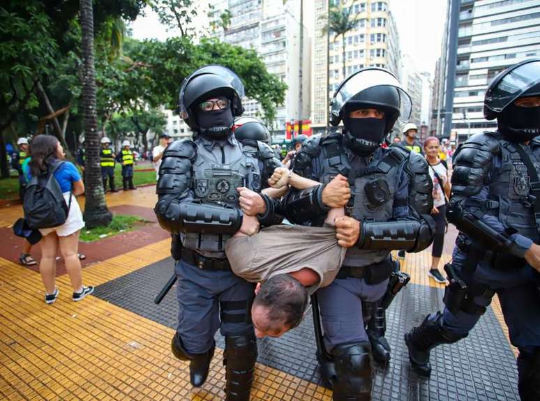 PM agiu com 'extrema violência' em ato contra reajuste da tarifa do ...