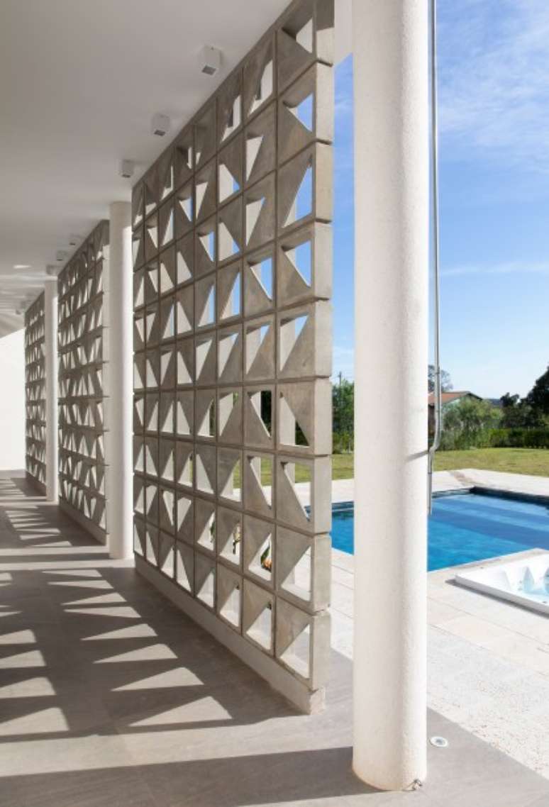 Fachada de cobogós cria efeito cênico nesta casa no interior de São Paulo