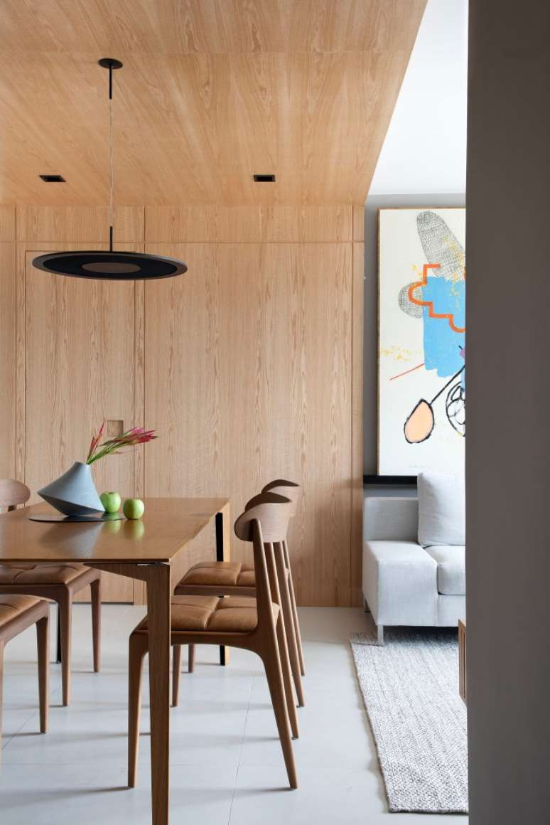 Materiais naturais como madeira, couro, linho e fibra natural marcam apê