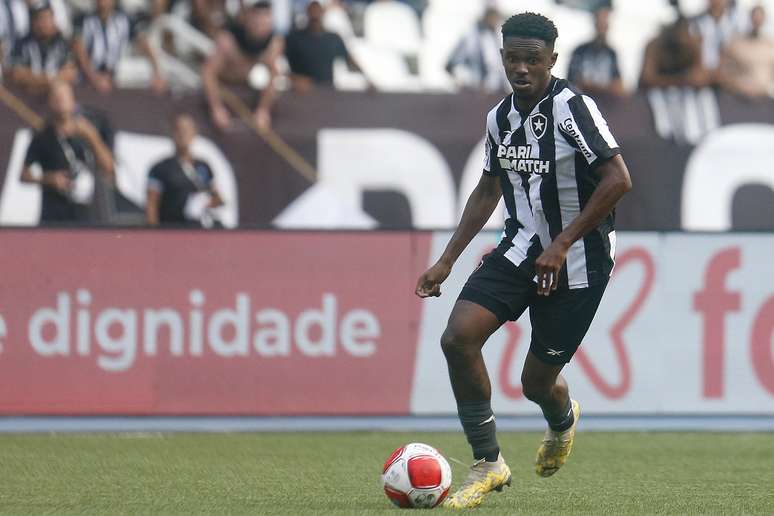 Jeffinho iguala marca de sua primeira passagem pelo Botafogo