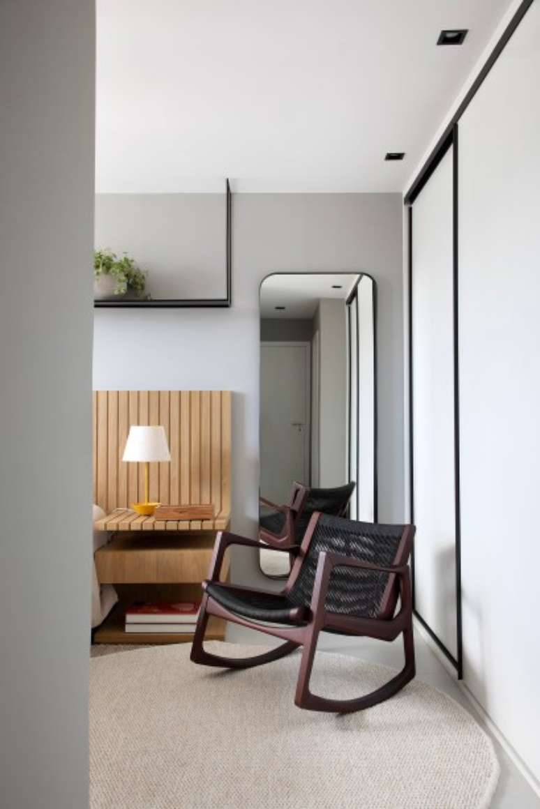 Materiais naturais como madeira, couro, linho e fibra natural marcam apê