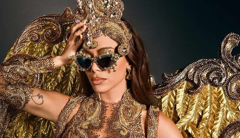 Namorando, Anitta explica mistério por trás da identidade da pessoa