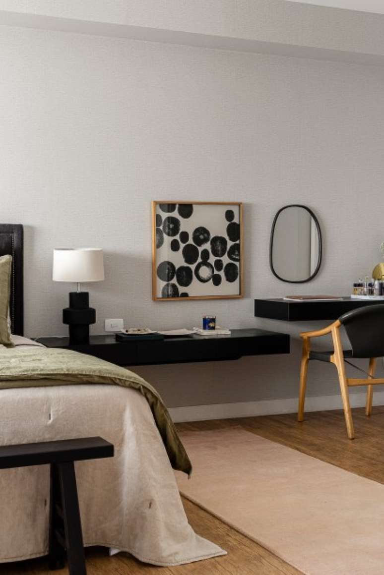 Linhas orgânicas e mobiliário solto compõem décor de apê alugado de 240 m²