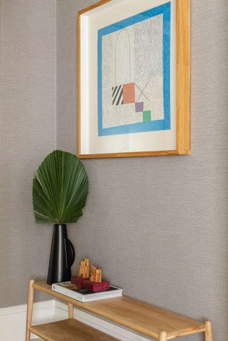 Linhas orgânicas e mobiliário solto compõem décor de apê alugado de 240 m²