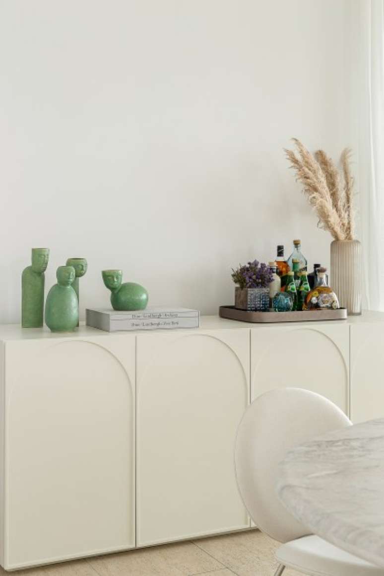 Linhas orgânicas e mobiliário solto compõem décor de apê alugado de 240 m²