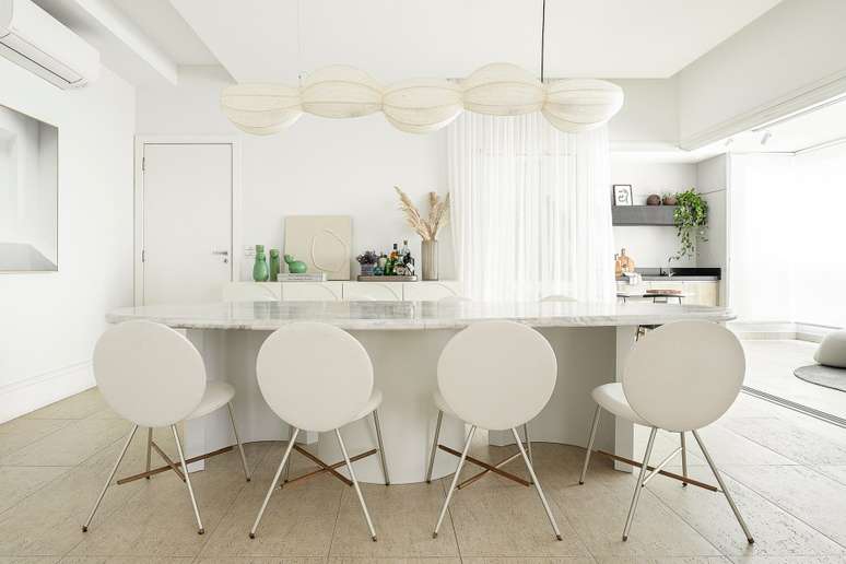 Linhas orgânicas e mobiliário solto compõem décor de apê alugado de 240 m²