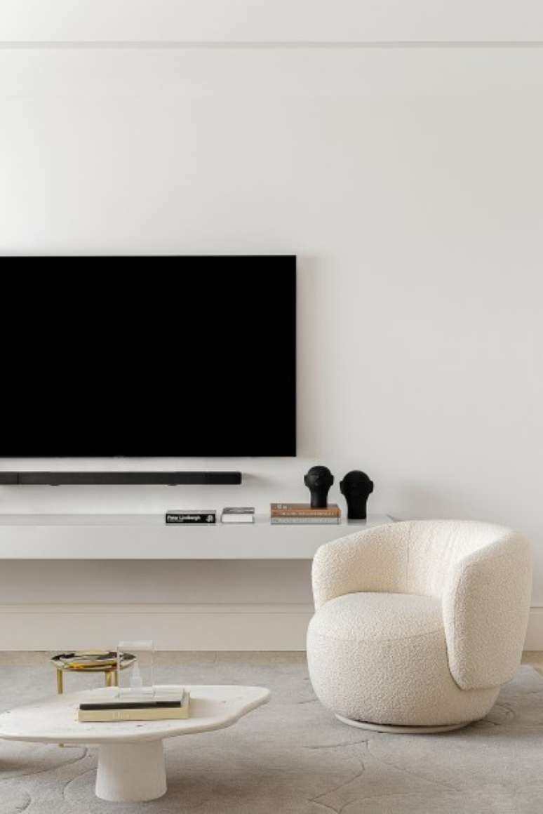 Linhas orgânicas e mobiliário solto compõem décor de apê alugado de 240 m²