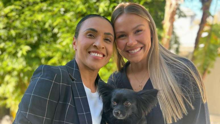 Parabéns! Marta completa 38 anos e celebra dia especial ao lado da esposa