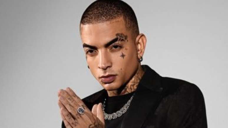 MC Guimê assume nova namorada e a leva para acompanhar apresentação