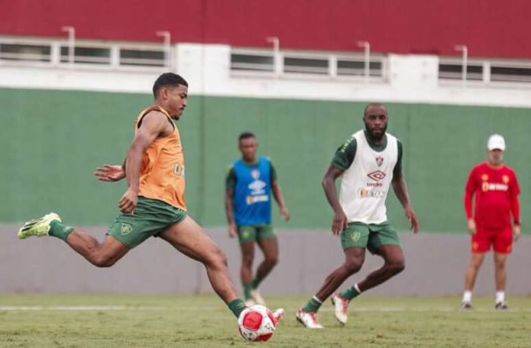 John Kennedy anota golaço em treino do Fluminense; veja