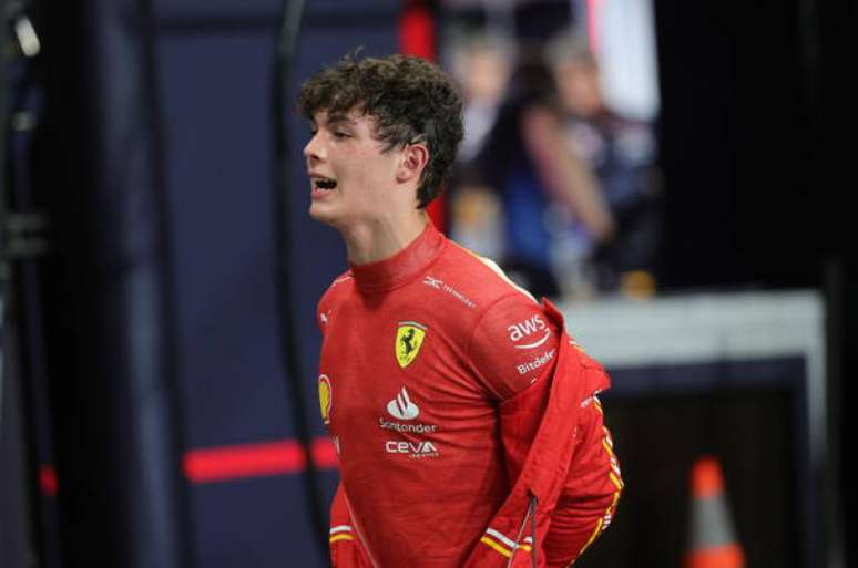 Aos 18 anos, substituto de Sainz na Ferrari surpreende em treino