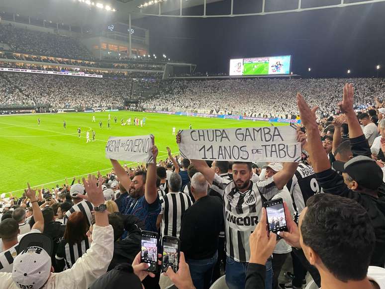 Torcida do Santos provoca Corinthians na Neo Química Arena: 'Festa no lixeiro'