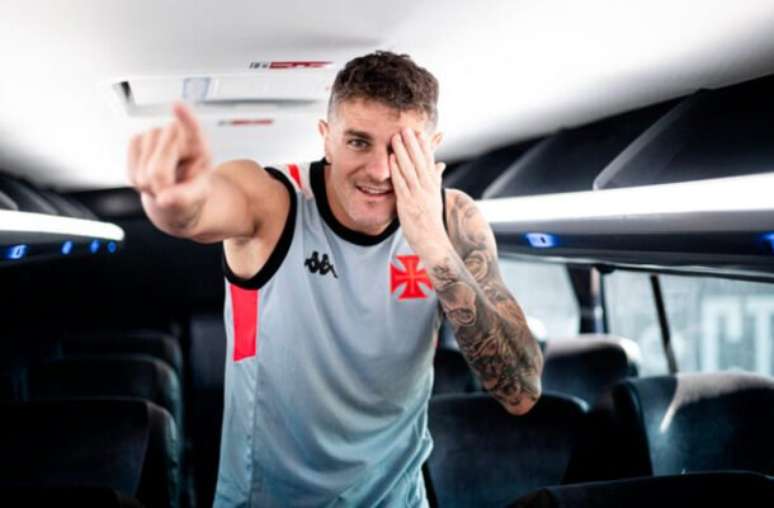 Time profissional do Vasco ganha novo ônibus, e Vegetti celebra