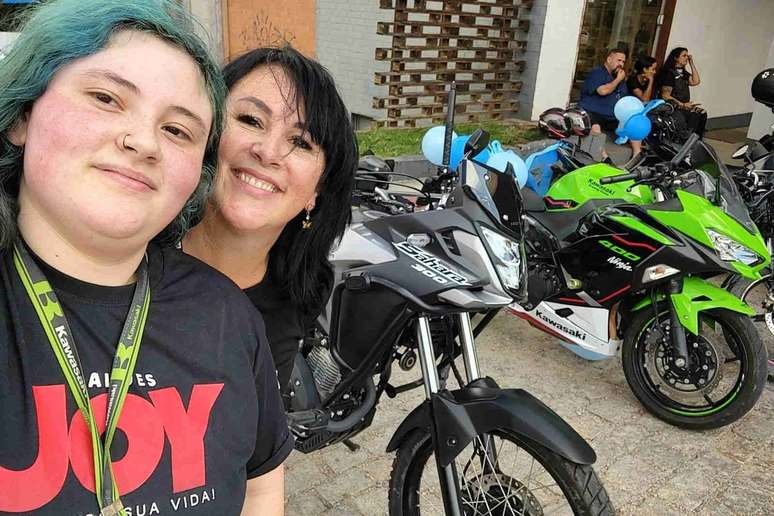 Mãe e filha pilotam motos juntas para vencer a timidez