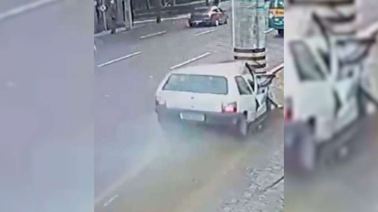 Vídeo mostra carro batendo contra poste em importante via rápida de Curitiba; dois ficaram ...