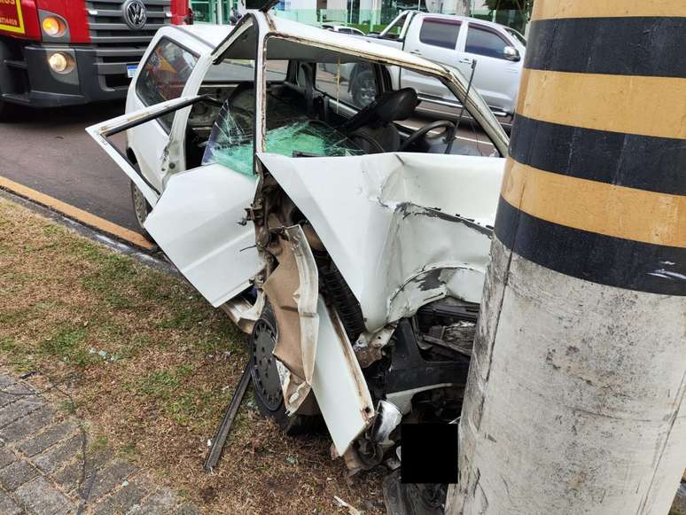 Carro bate contra poste e deixa cinco pessoas feridas em importante via rápida de Curitiba
