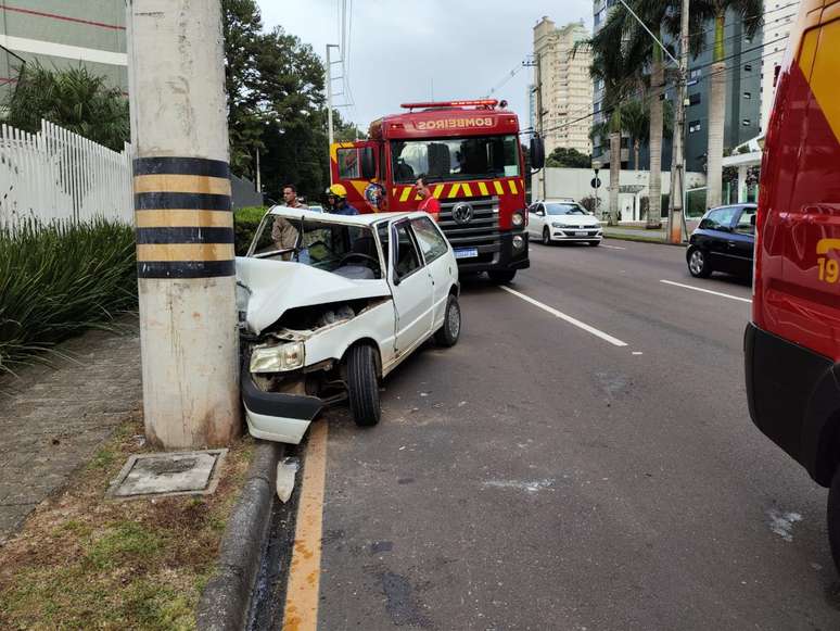 Carro bate contra poste e deixa cinco pessoas feridas em importante via rápida de Curitiba
