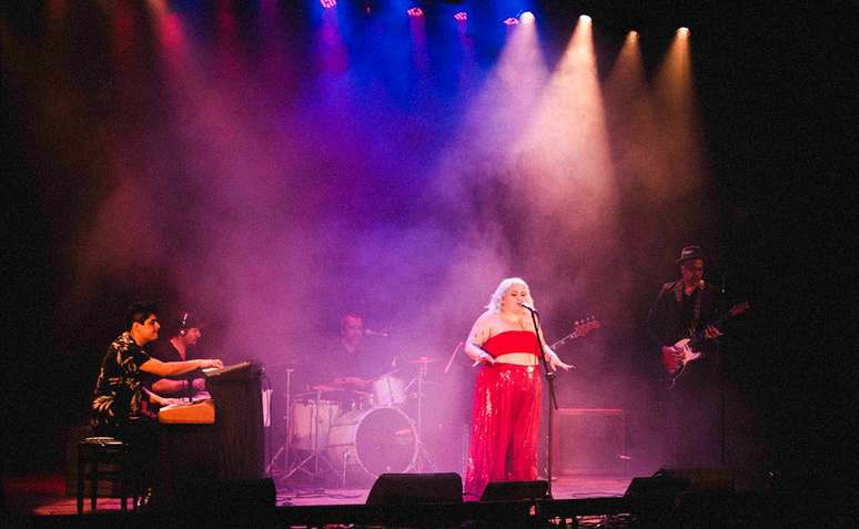 Conheça Sonja, cantora carioca que lançou disco inspirado no tarô