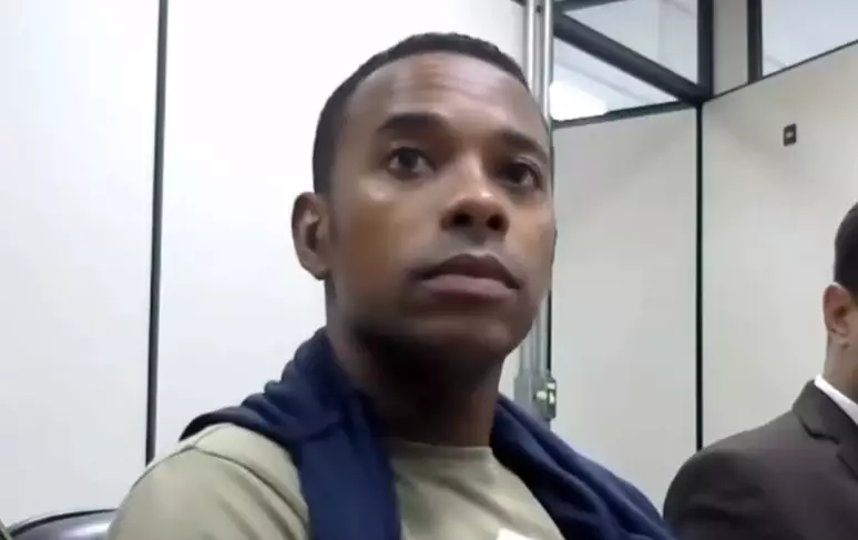 Condenado por estupro, Robinho faz cursos na cadeia e pode ter pena ...