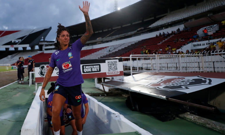 Cristiane sente falta do futebol feminino em Pernambuco